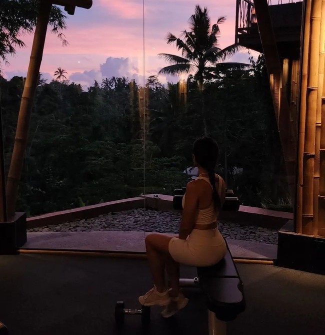 8 Potret Wulan Guritno Liburan di Bali, Peluk Mesra Hingga Joget Bareng Pacar