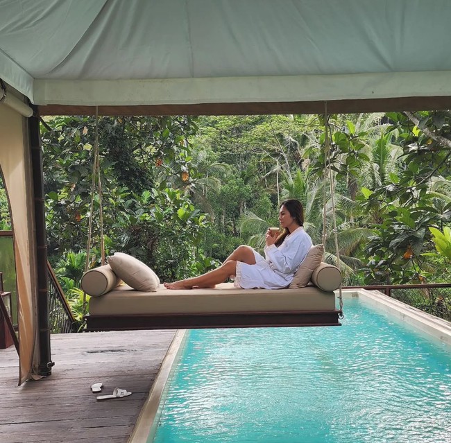 8 Potret Wulan Guritno Liburan di Bali, Peluk Mesra Hingga Joget Bareng Pacar