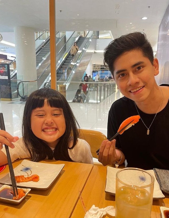 10 Momen Hangat Athalla Naufal Kulineran Bareng Venna Melinda
