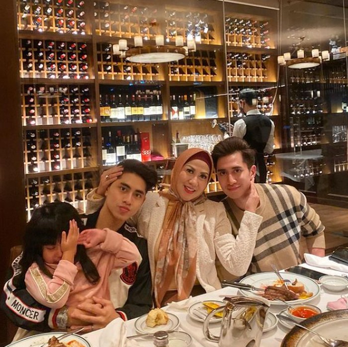 10 Momen Hangat Athalla Naufal Kulineran Bareng Venna Melinda