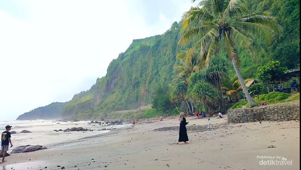 Menganti, Contoh Lengkap Wisata Pantai di Tengah Perbukitan