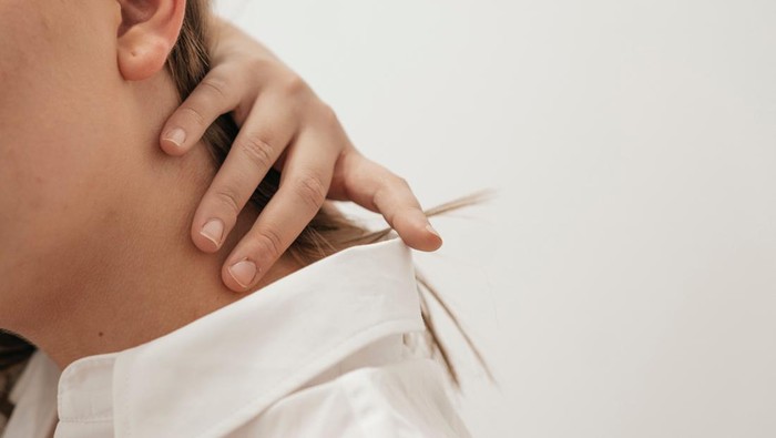 12 Cara Mengatasi Pundak Terasa Pegal dan Penyebabnya