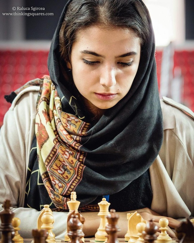 8 Foto Pemain Catur yang Dapat Ancaman Setelah Lepas Hijab Saat ...