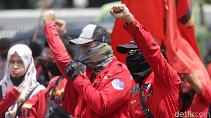 Tolak Perpu Cipta Kerja, Massa Buruh Geruduk Gedung DPR