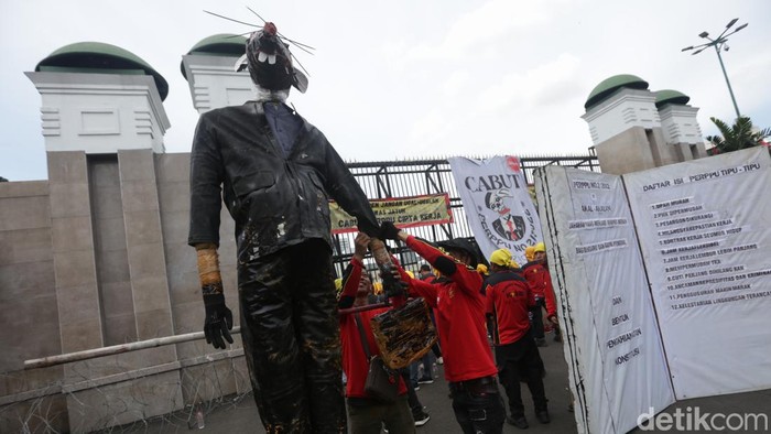 Tolak Perpu Cipta Kerja, Massa Buruh Geruduk Gedung DPR