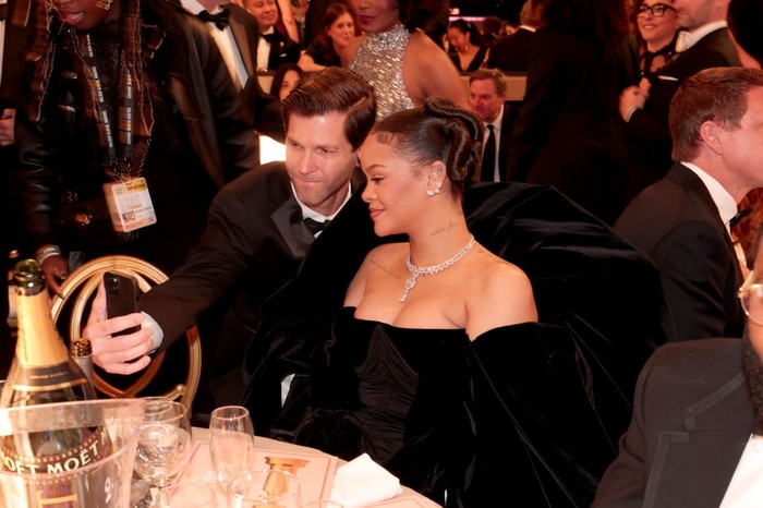 Brad Pitt hingga Rihanna Menikmati Hidangan di Golden Globe Awards 2023