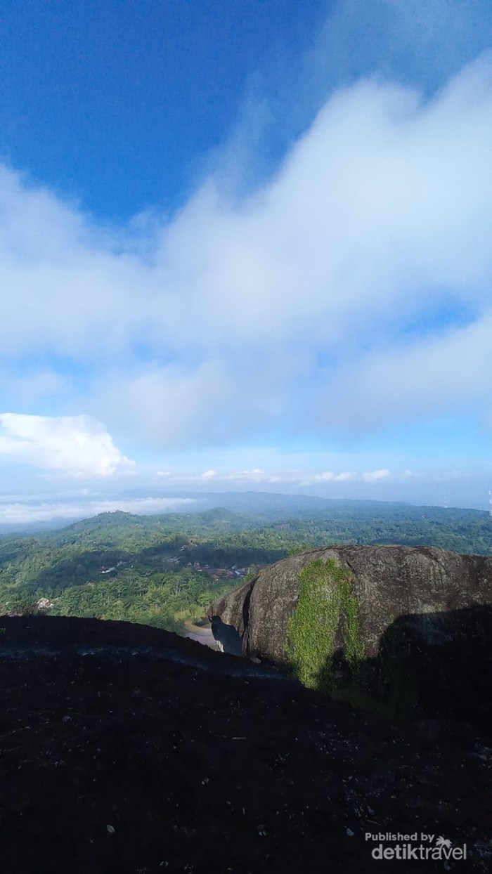 Berdua Meraih Puncak Keindahan Gunung Api Purba Nglanggeran