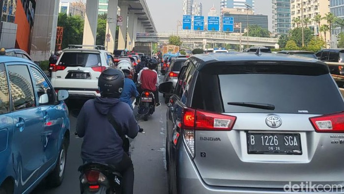 Potret Macet Parah dari Cawang hingga Kuningan Gegara Truk Kecelakaan
