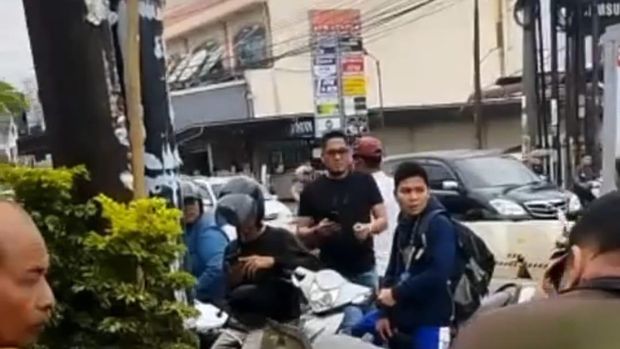 Hindari Median Jalan Karya Wisata Medan, Mobil Tabrak Gerobak-Motor Hindari Median Jalan Karya Wisata Medan, Mobil Tabrak Gerobak-Motor