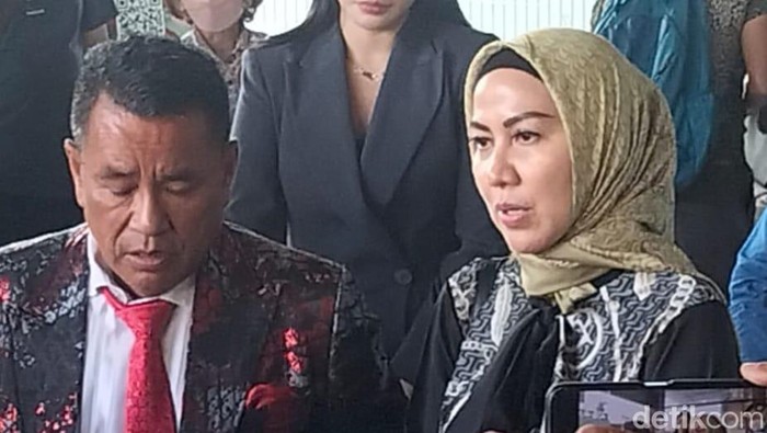 Hotman Paris Tanggapi Saran Damaikan Venna Melinda dan Ferry Irawan Hotman Paris Tanggapi Saran Damaikan Venna Melinda dan Ferry Irawan