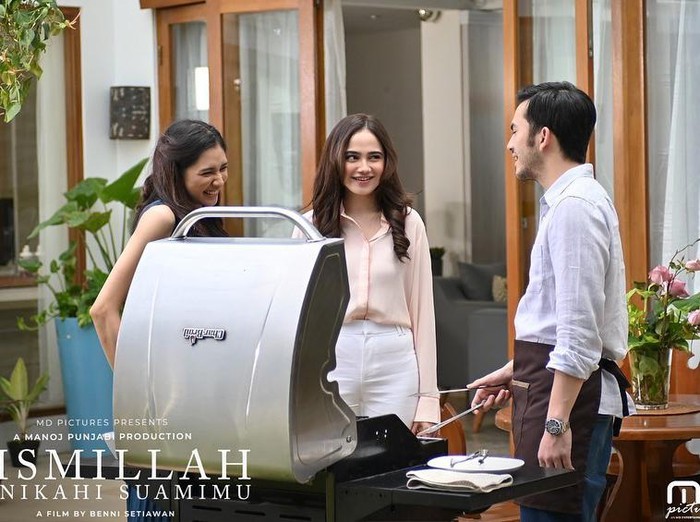 9 Film Romantis Indonesia Terbaru untuk Habiskan Akhir Tahun Bersama Si Dia