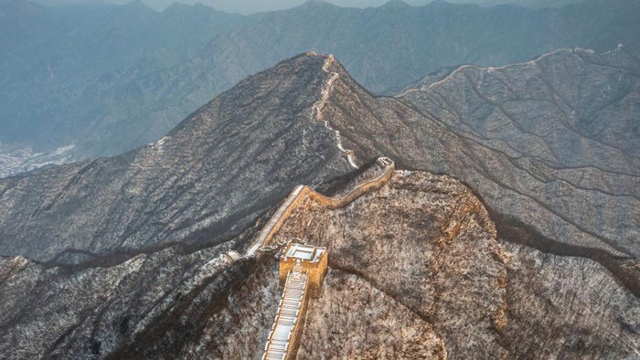 Kemegahan Tembok Raksasa China Saat Tertutup Salju dan Kabut