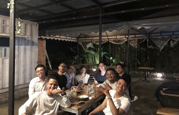 Momen Stevan Pasaribu Santai di Kafe hingga Makan Bareng Keluarga
