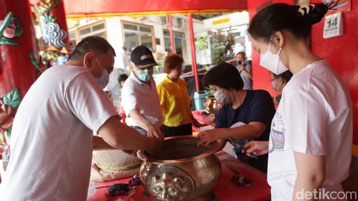 Tradisi Bersih-bersih Patung Dewa di Vihara Amurva Bhumi