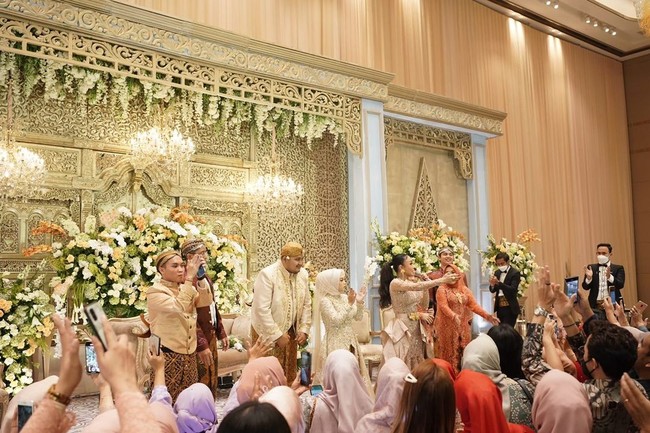 8 Momen Viral Pengantin Undang Yuni Shara di Pernikahan, Endingnya Insecure