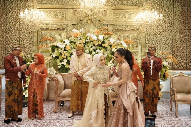 8 Momen Viral Pengantin Undang Yuni Shara di Pernikahan, Endingnya Insecure