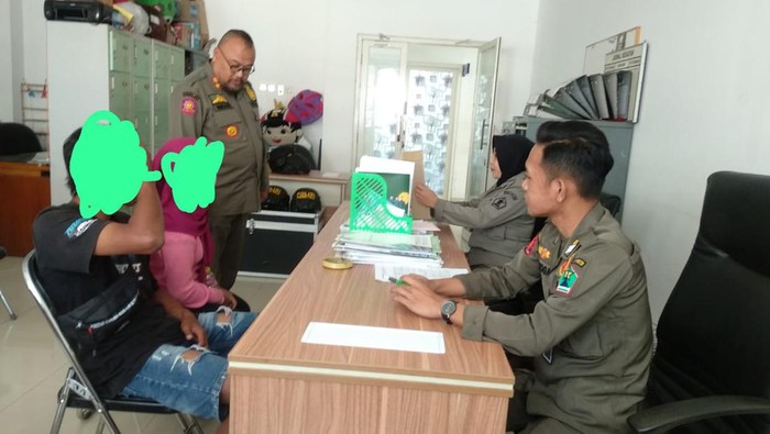 Lagi, Sejoli Bermesraan di Alun-Alun Malang Diciduk Satpol PP Lagi, Sejoli Bermesraan di Alun-Alun Malang Diciduk Satpol PP