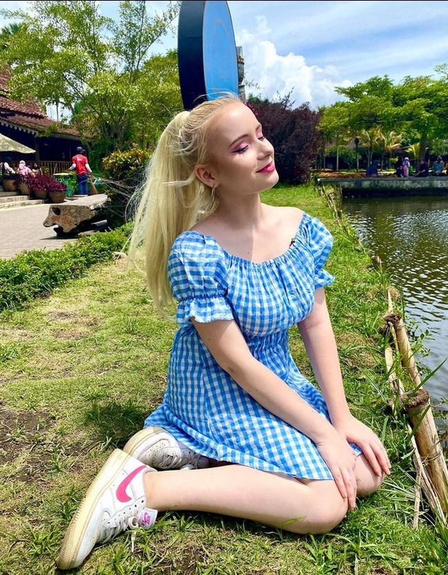 8 Foto Bule 'Barbie' dari Jerman yang Viral Fasih Bahasa Sunda
