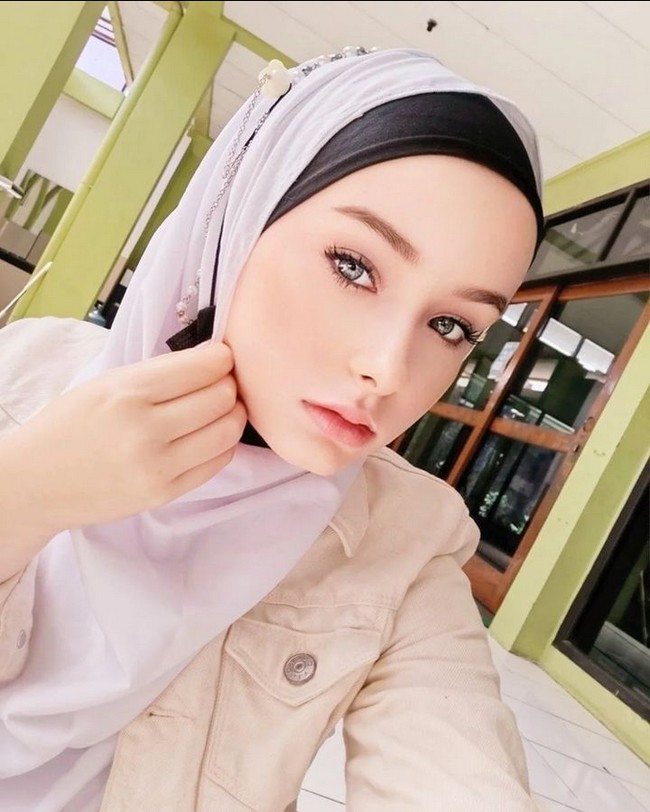 8 Foto Bule 'Barbie' dari Jerman yang Viral Fasih Bahasa Sunda