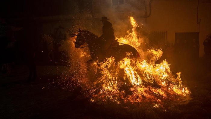 Tradisi Menyucikan Kuda Lewat Kobaran Api di Spanyol