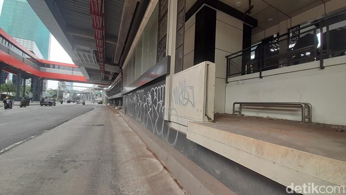 Potret Halte TransJ Setiabudi Kotor Akibat Vandalisme