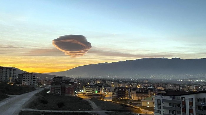 Pesona Magis Awan Berbentuk UFO yang Muncul di Langit Turki Pesona Magis Awan Berbentuk UFO yang Muncul di Langit Turki