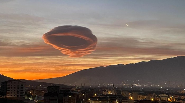 Pesona Magis Awan Berbentuk UFO yang Muncul di Langit Turki Pesona Magis Awan Berbentuk UFO yang Muncul di Langit Turki