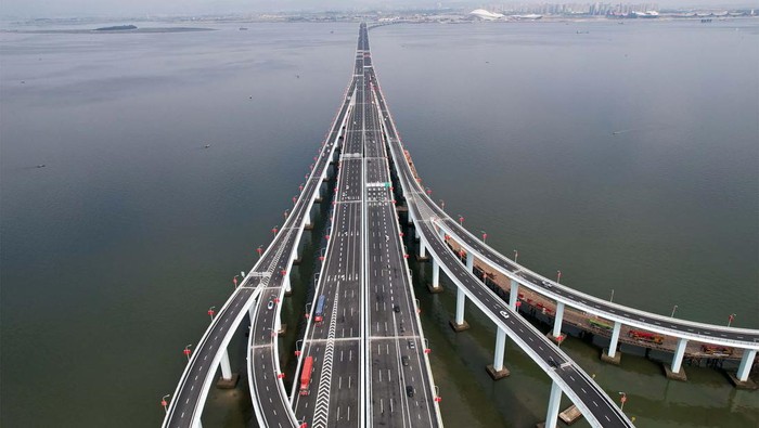 Potret Jembatan di Atas Laut China yang Bikin Takjub