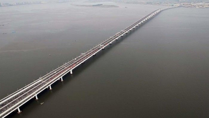 Potret Jembatan di Atas Laut China yang Bikin Takjub