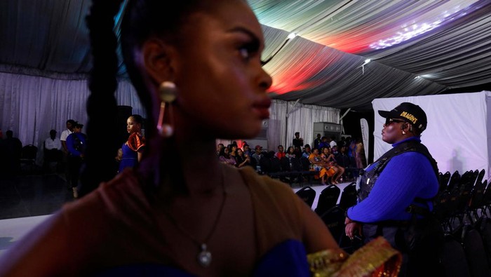 Satpam Wanita Nigeria Unjuk Kekuatan Melawan Stereotip