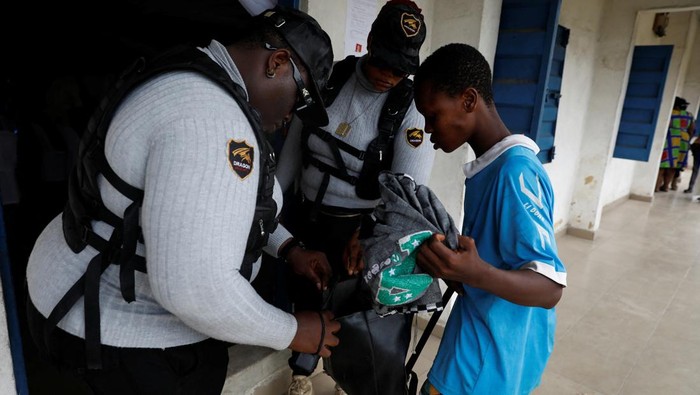 Satpam Wanita Nigeria Unjuk Kekuatan Melawan Stereotip