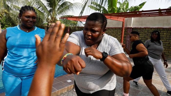 Satpam Wanita Nigeria Unjuk Kekuatan Melawan Stereotip