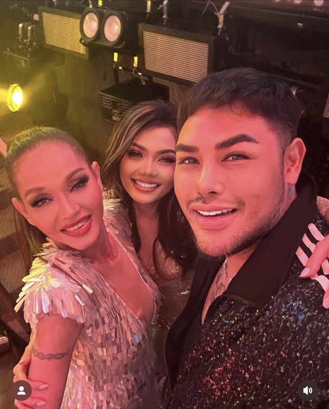 8 Gaya Glamour Bunda Corla, Disebut Transgender oleh Nikita Mirzani