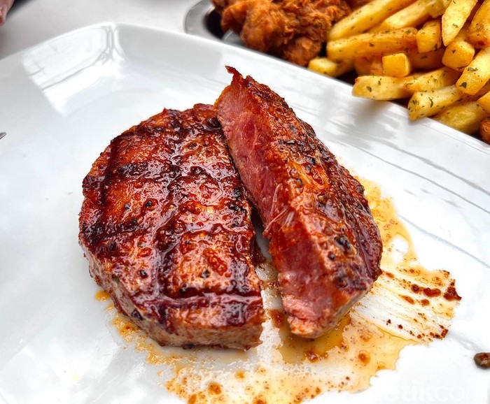 Steak Meltique dan Ayam Jadi Andalan Warung Steak di Bekasi Ini