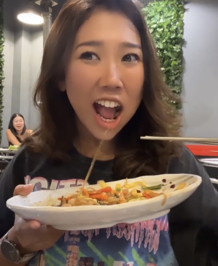 Momen Romantis Kiky Saputri Kulineran Bareng Muhammad Khairi