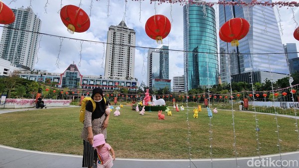 Menikmati Suasana Imlek di Taman Kota One Satrio