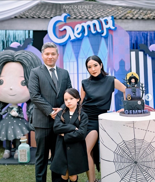 8 Potret Ultah Gempi Anak Gading & Gisel, Kompak Bergaya Ala Addams Family