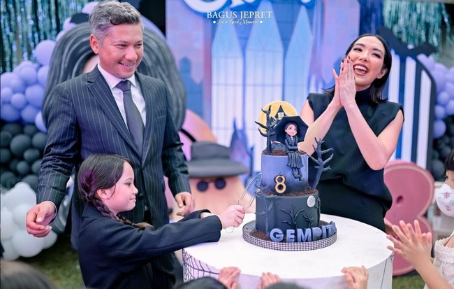 8 Potret Ultah Gempi Anak Gading & Gisel, Kompak Bergaya Ala Addams Family