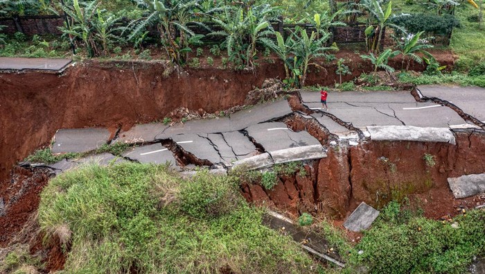 Jalur Alternatif Semarang-Demak yang Terputus Kini Makin Parah