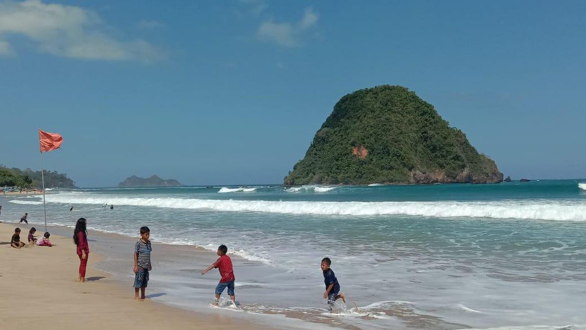 Pulau Merah Pulau Merah: Destinasi Wisata Peserta Forum Worldlink 2025