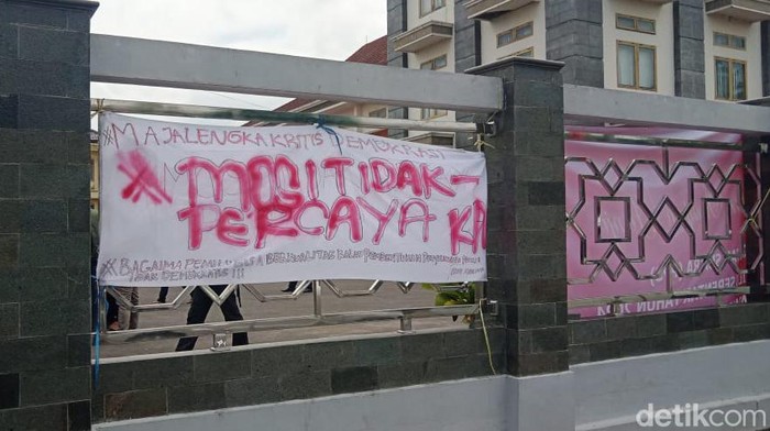 Spanduk 'Mosi Tidak Percaya KPU' di Tengah Pelantikan PPS Majalengka Spanduk 'Mosi Tidak Percaya KPU' di Tengah Pelantikan PPS Majalengka
