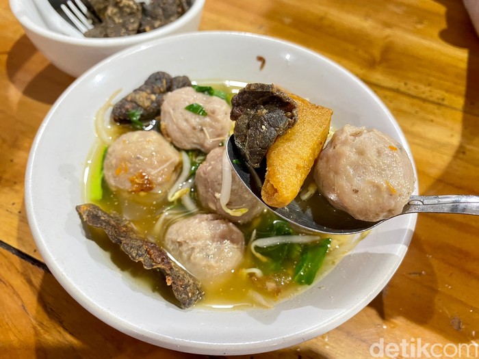 Kriuk Renyah! Bakso Topping Tahu dan Paru Goreng Racikan Pa'de Jangkung