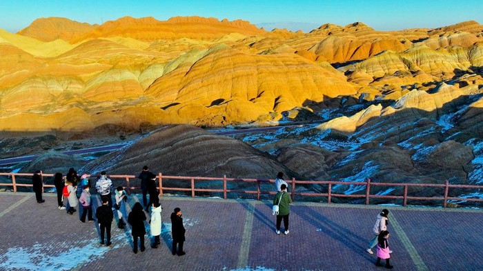 Menikmati Keindahan Gunung Pelangi di Zhangye China