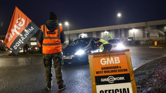 Karyawan Amazon Mogok Kerja Tuntut Gaji Naik