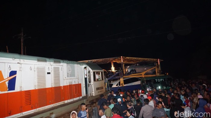 Kereta Api Tabrak Truk Angkut Mobil di Mojokerto, Perjalanan 3 KA Terganggu Kereta Api Tabrak Truk Angkut Mobil di Mojokerto, Perjalanan 3 KA Terganggu