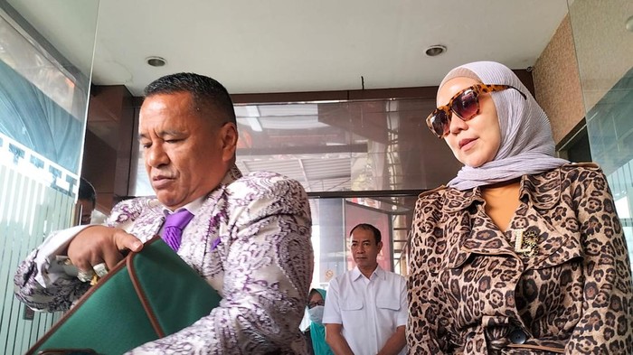 Potret Venna Melinda-Hotman Paris Jelang Pemeriksaan Tambahan Kasus KDRT Potret Venna Melinda-Hotman Paris Jelang Pemeriksaan Tambahan Kasus KDRT