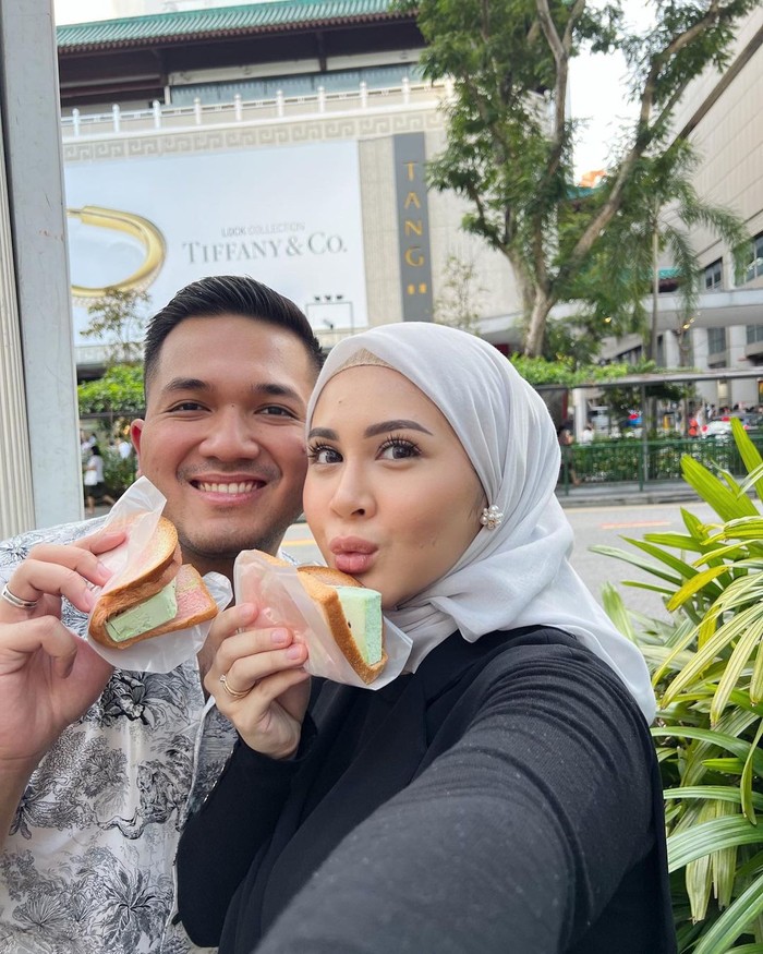 Romantis! Ini Potret Kesha Ratuliu dan Sang Suami Saat Kulineran