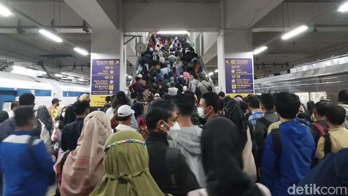 Situasi Stasiun Manggarai Jam Pulang Kerja Hari Ini, Masih Horor? Situasi Stasiun Manggarai Jam Pulang Kerja Hari Ini, Masih Horor?