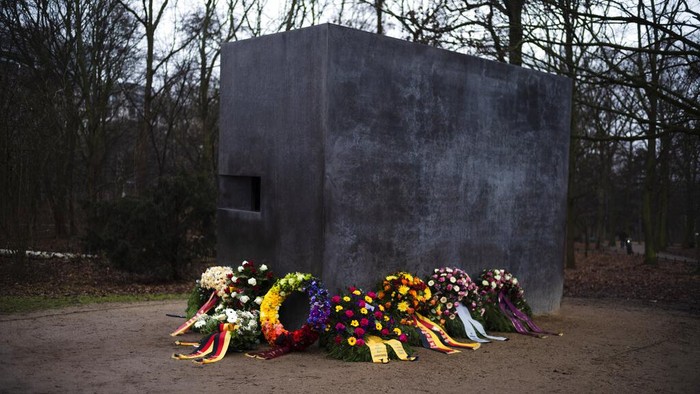Peringati Hari Holocaust, Bunga Duka Iringi Makam Yahudi di Jerman