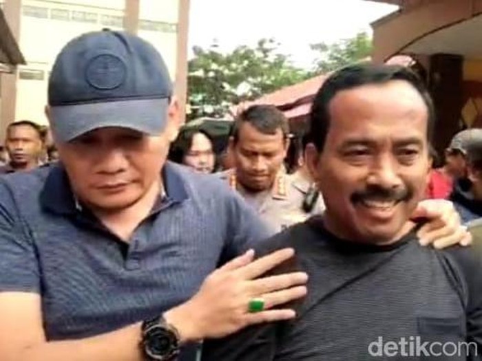 Penampakan Eks Wali Kota Blitar Samanhudi Saat Digiring ke Polda Jatim Penampakan Eks Wali Kota Blitar Samanhudi Saat Digiring ke Polda Jatim